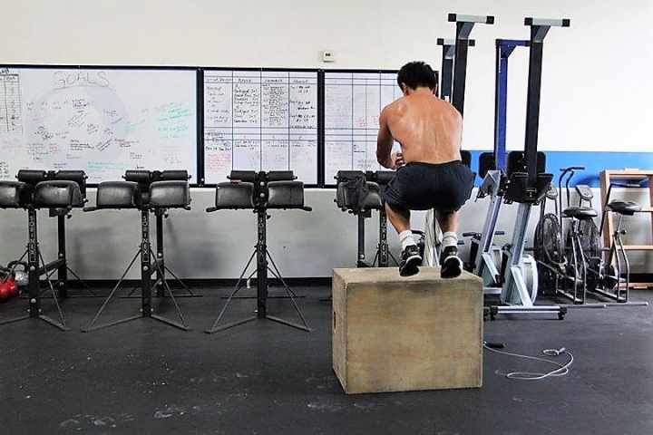 箱に飛び乗る「ボックスジャンプトレーニング」、どんな効果がある？ | トレーニング×スポーツ『MELOS』