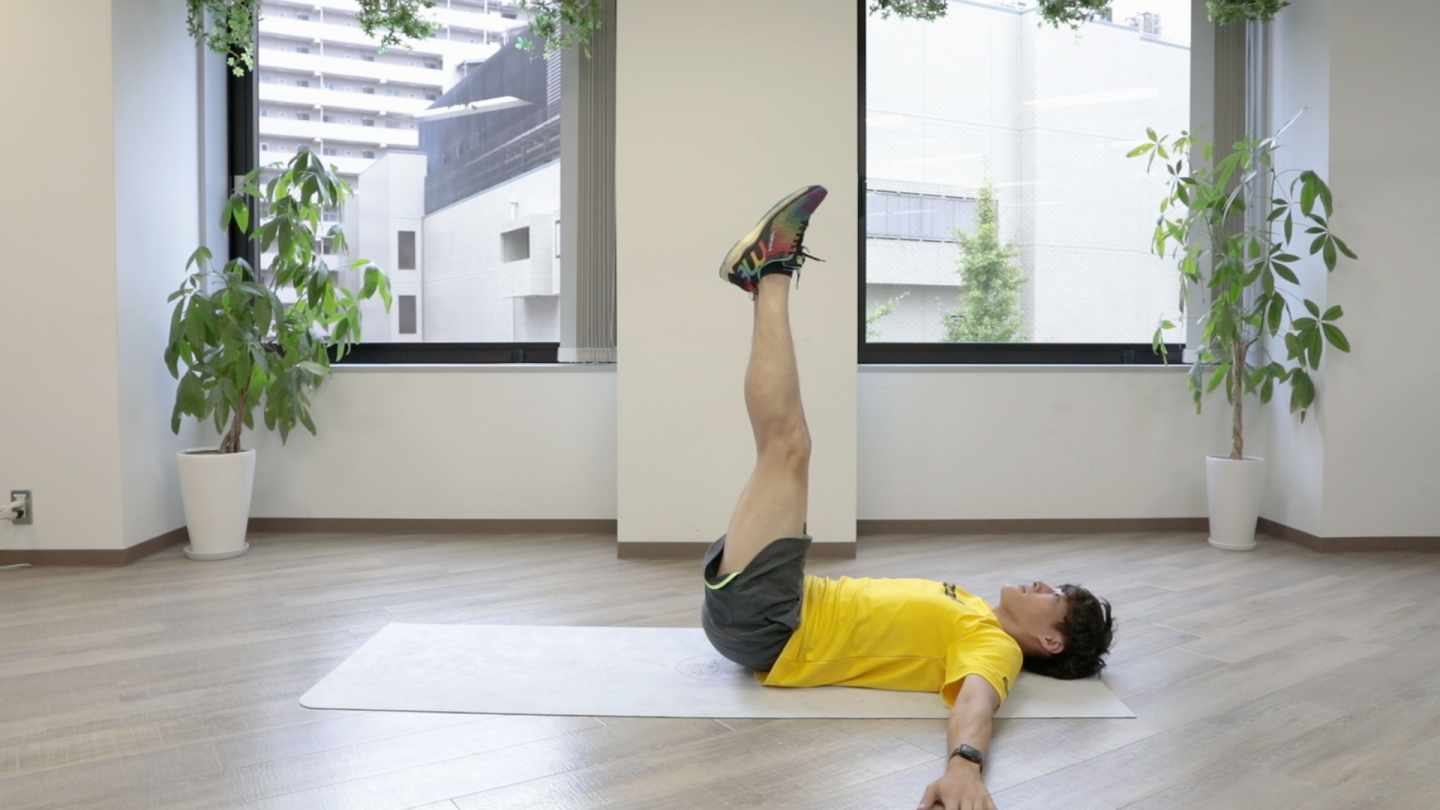 お腹の横を引き締める腹筋トレーニング「ツイストレッグレイズ」 トレーニング×スポーツ『melos』