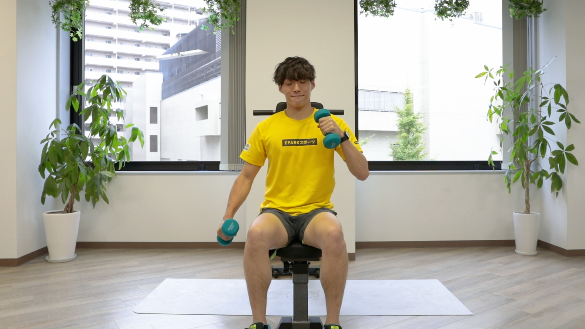 「上腕二頭筋」の筋トレメニュー(自重道具なし&ダンベル)、効果的な鍛え方とは? トレーニング ×スポーツ『melos』
