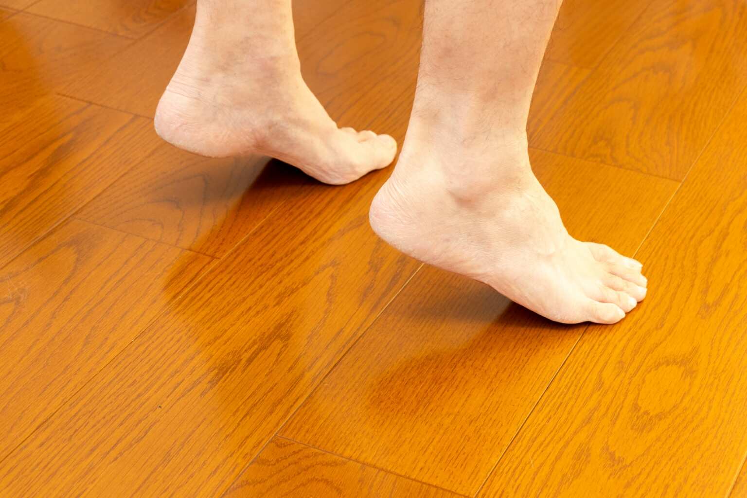 なぜ「かかと落とし」で骨が強くなるの？その理由と、効果を出すコツ | 健康 ×スポーツ『MELOS』